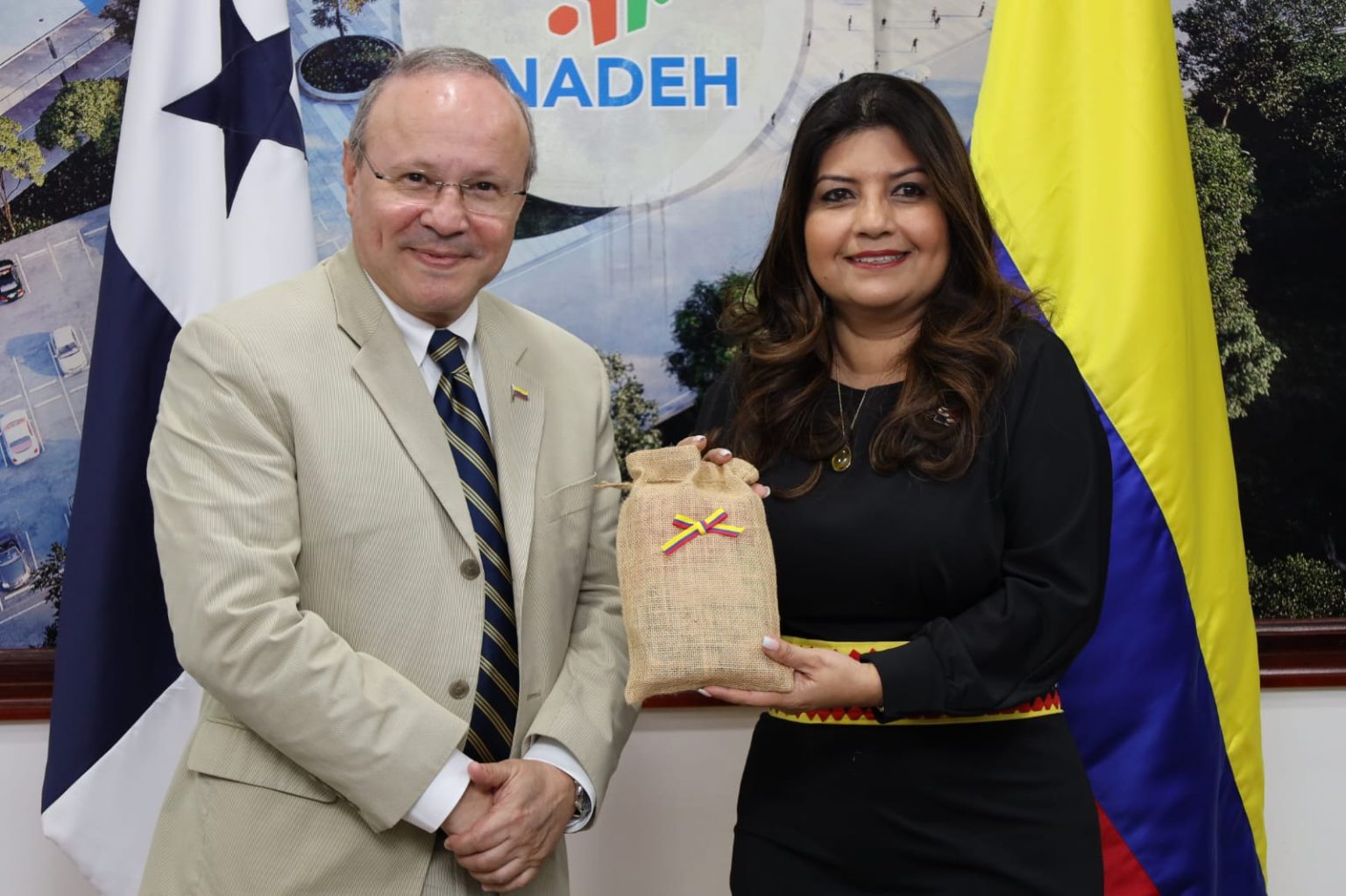 La directora general de Inadeh recibe visita del Embajador de Colombia en Panamá – INADEH