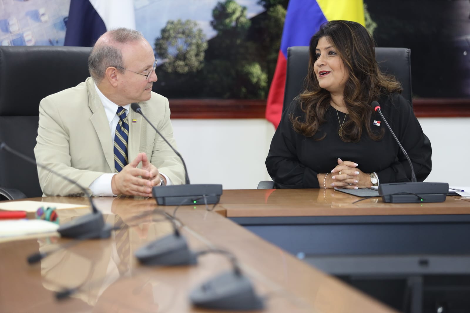 La directora general de Inadeh recibe visita del Embajador de Colombia en Panamá – INADEH